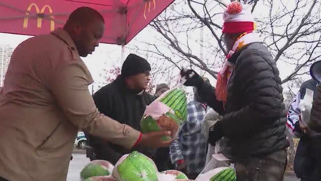 Turkey giveaways: Chicago groups handing out turkeys to families in ...