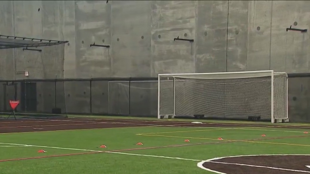 Chicago's largest indoor turf opens in Austin | FOX 32 Chicago