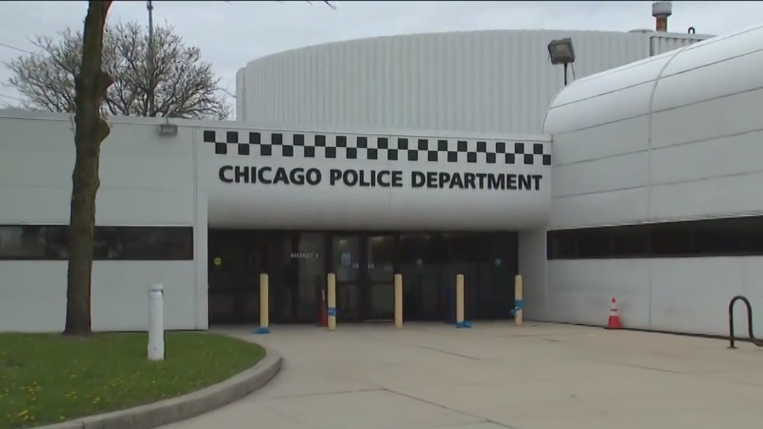 With Chicago migrant shelters at capacity, community members pitch in ...
