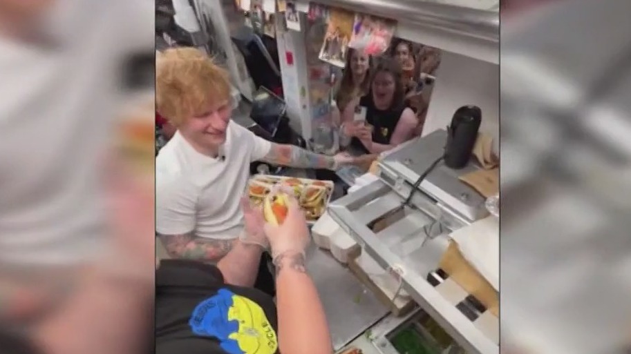 Ed Sheeran slings dogs at Wiener's Circle | FOX 32 Chicago