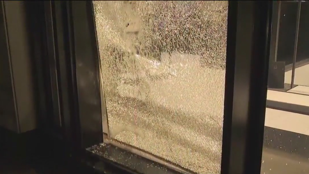 Burglars smash store window on Michigan Avenue | FOX 32 Chicago