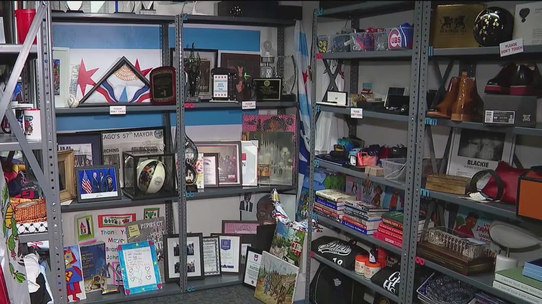 Inside the Chicago mayor's gift closet | FOX 32 Chicago