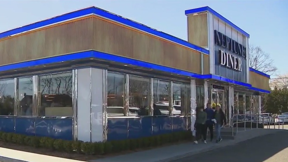 Neptune Diner reopens in Syosset | FOX 5 New York