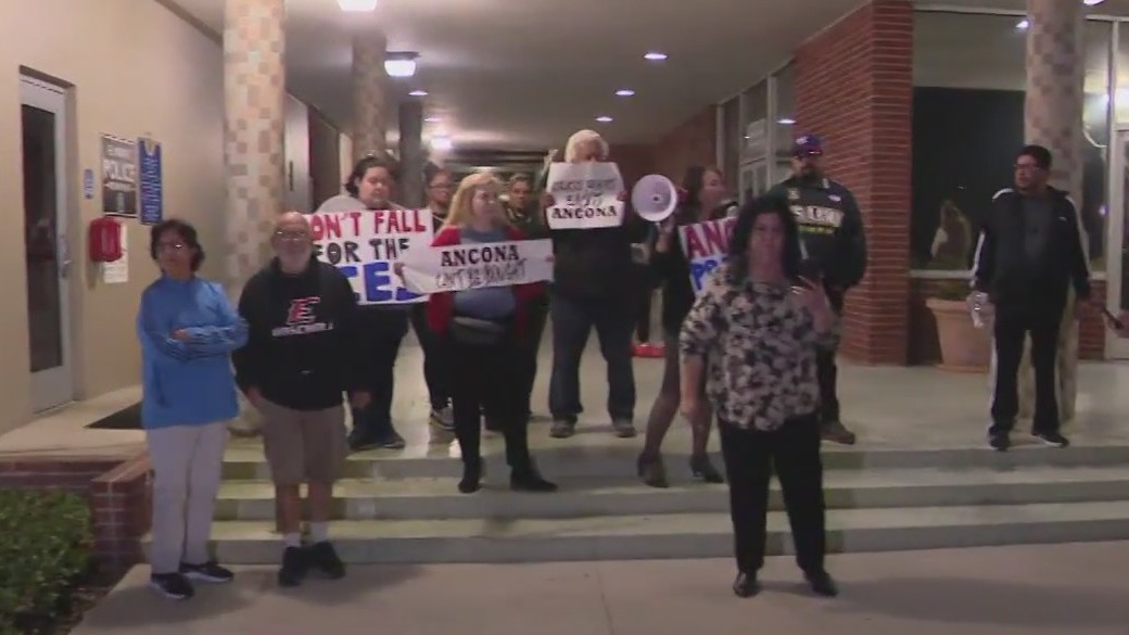 Small rally for El Monte Mayor | FOX 11 Los Angeles
