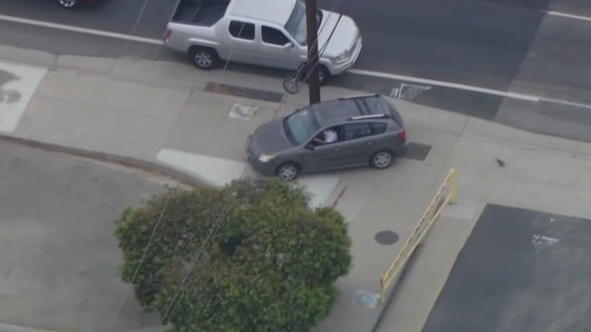 Driver hops curb during wild police chase: FULL | FOX 11 Los Angeles