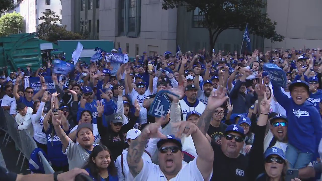Dodger fans do the wave | FOX 11 Los Angeles