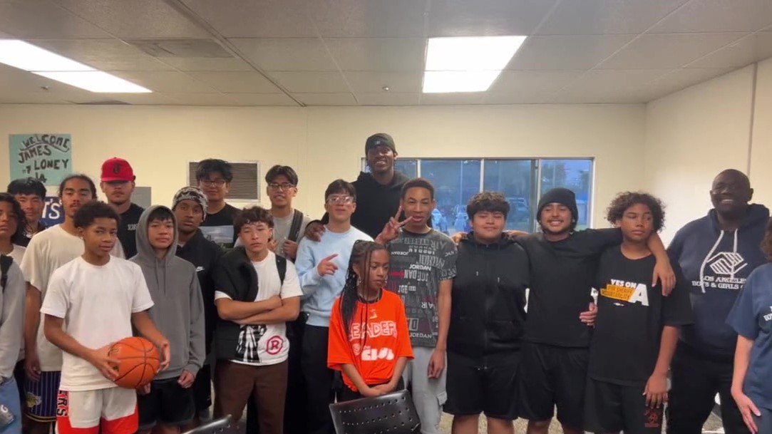 Lakers Jarred Vanderbilt hosts turkey drive | FOX 11 Los Angeles