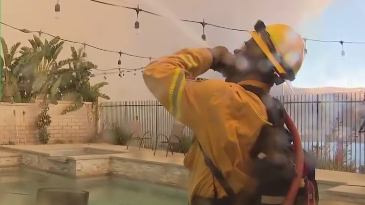 Hughes Fire: Private firefighters help homeowners | FOX 11 Los Angeles