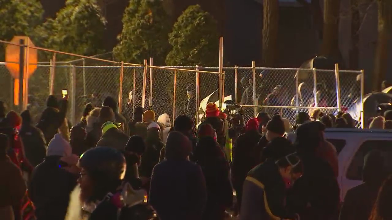 Protesters shake fence surrounding Brooklyn Center Police Department ...