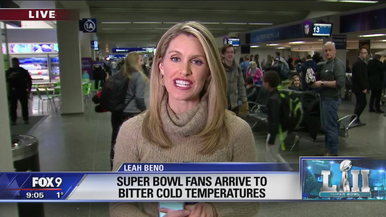 Man photobombs Leah Beno's liveshot at MSP Airport | FOX 9 Minneapolis ...