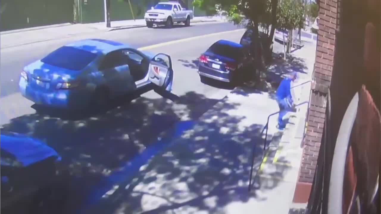 Delivery driver fakes delivering food, caught on cam stealing pizza in ...