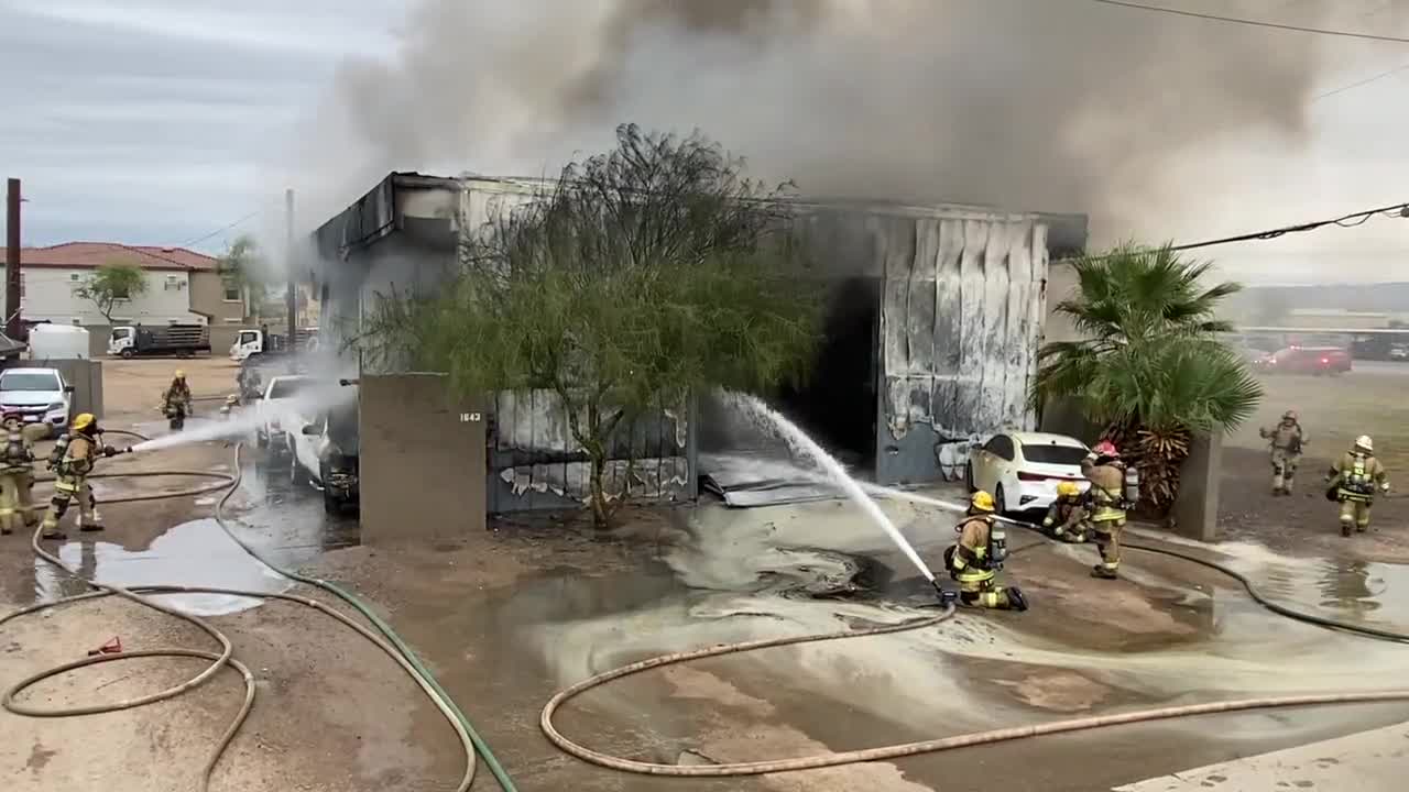 Structure fire breaks out in Phoenix, sends plume of smoke into the air ...