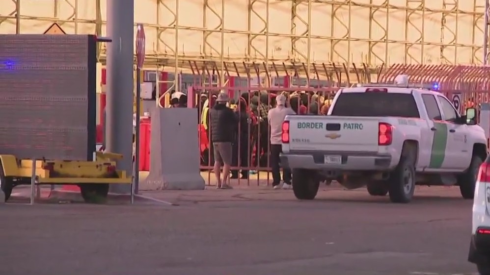 Lukeville border crossing closed amid migrant surge | FOX 10 Phoenix