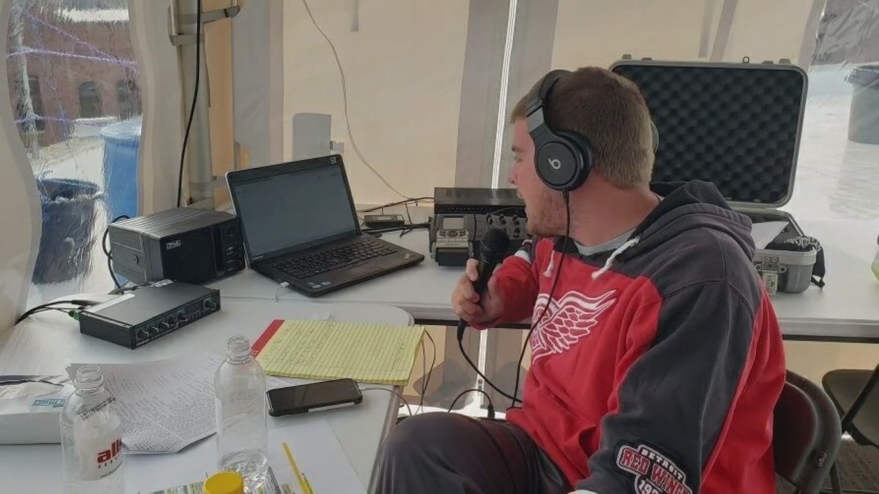 Radio deejay confined to roof in Port Huron in annual fundraiser | FOX ...
