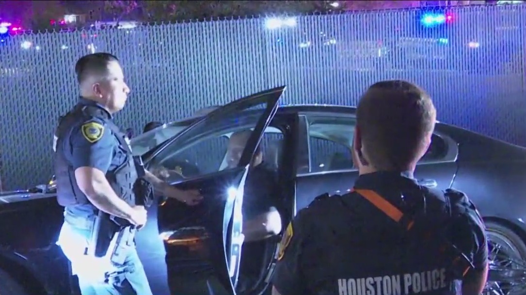 Houston police leave felony stop due to unruly crowd | FOX 26 Houston