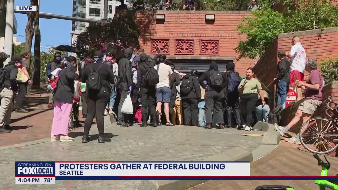 Protesters block Seattle Federal Building | FOX 13 Seattle
