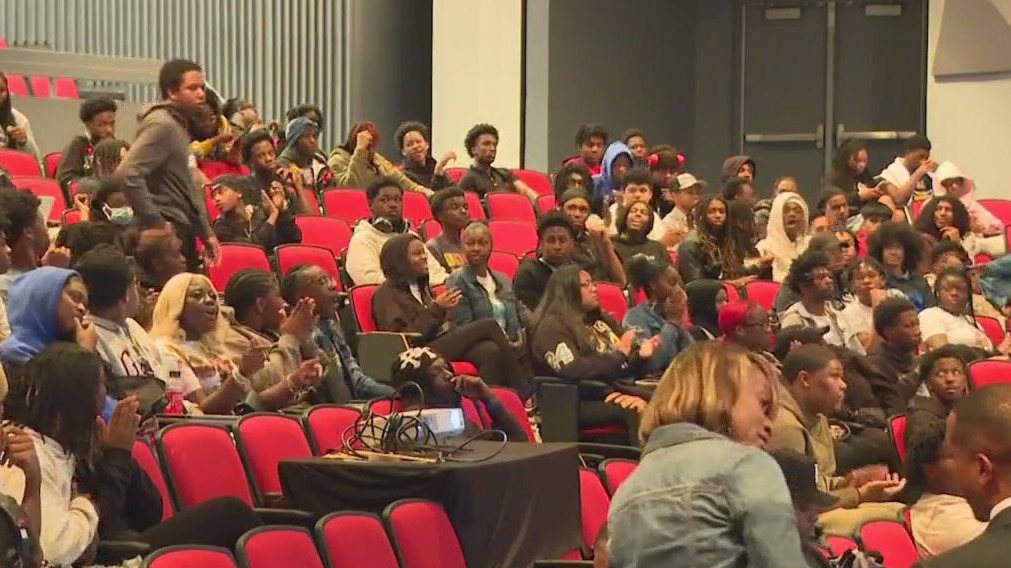 Surprise for Benjamin Mays High School students | FOX 5 Atlanta