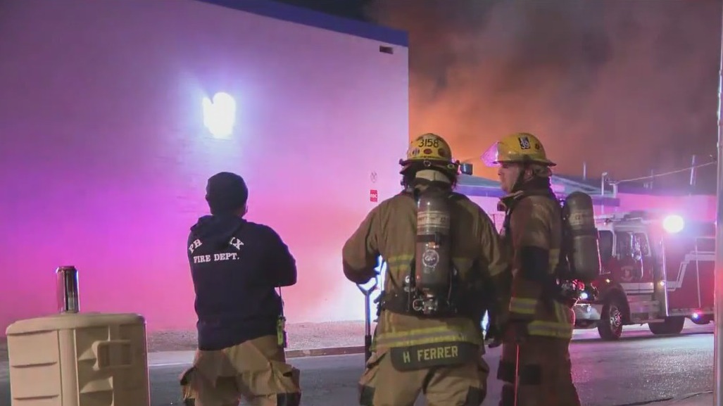 Crews battle large structure fire in Phoenix | FOX 10 Phoenix