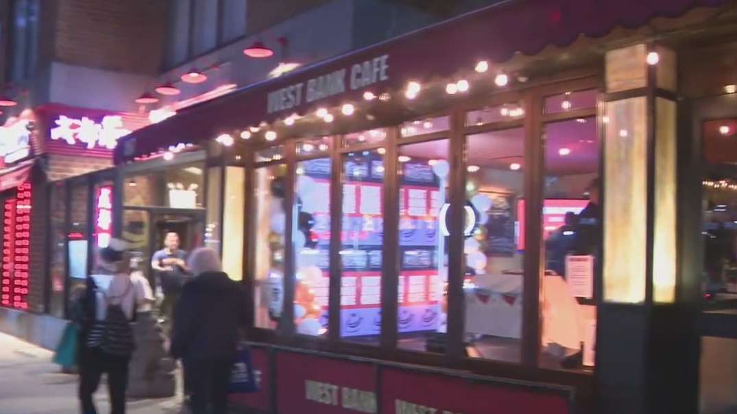 Stars turn out to save West Bank Cafe | FOX 5 New York