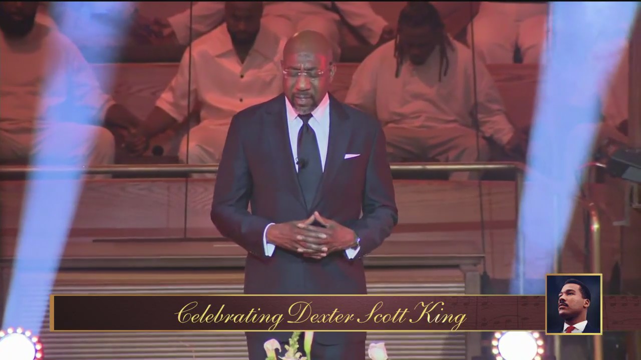 Sen. Raphael Warnock prays over Dexter Scott King | FOX 5 Atlanta