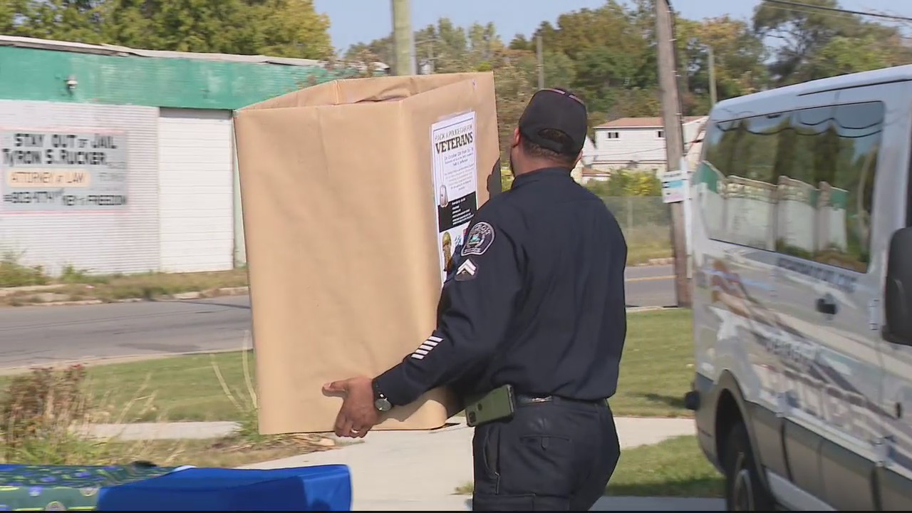 Detroit police packing car for supplies for veterans | FOX 2 Detroit