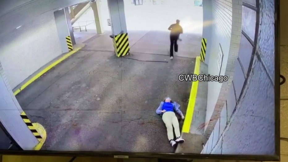 Video shows 85-year-old woman being mugged outside her Chicago home