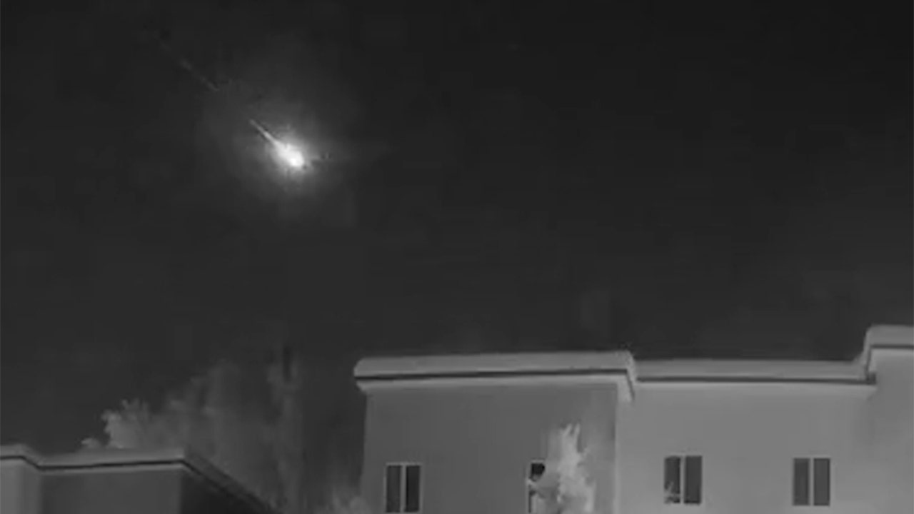 Plunging fireball seen over Anchorage ahead of Ursid meteor shower peak ...