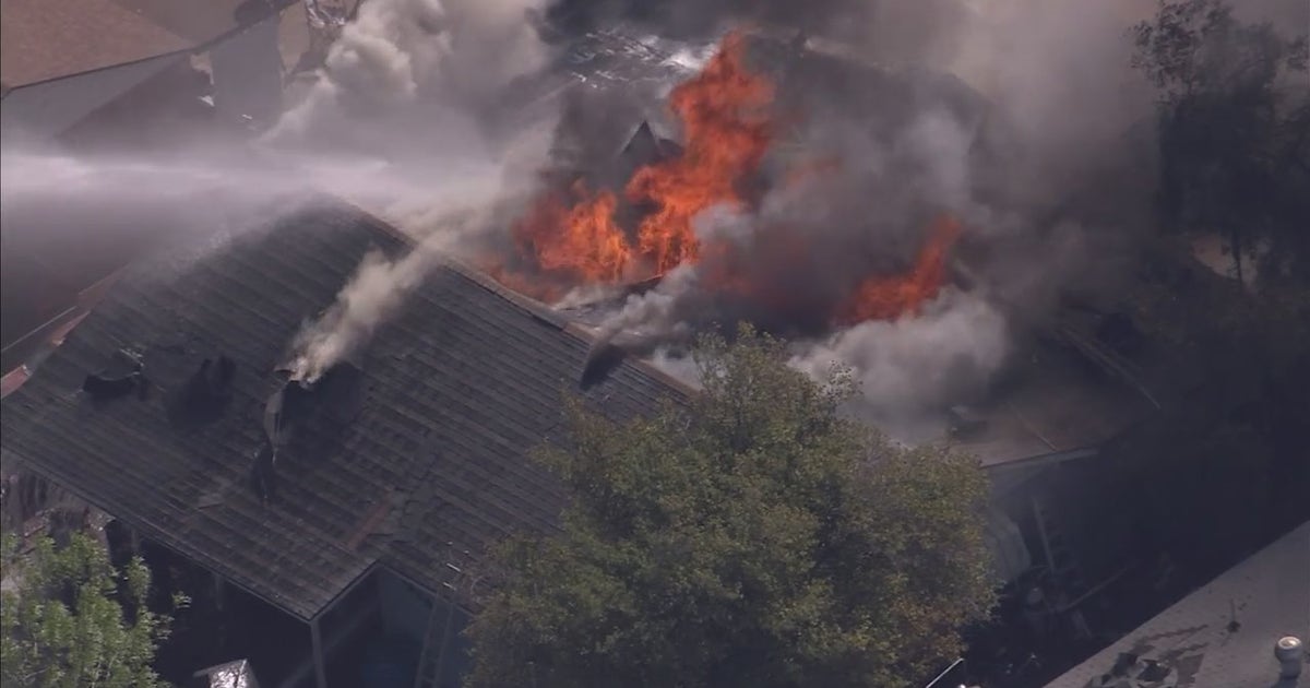 Crews battle house fire in Phoenix | FOX 10 Phoenix