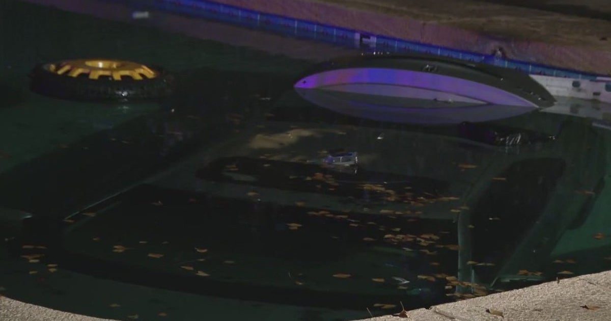 Driver crashes car into Phoenix swimming pool | FOX 10 Phoenix