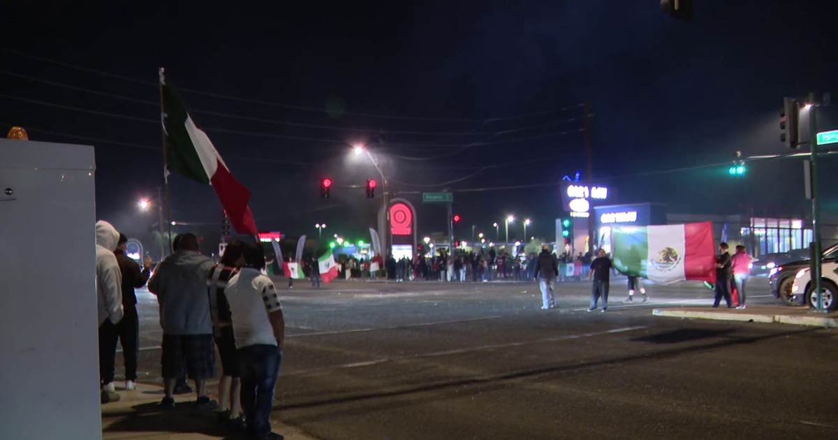Immigration rally takes over Phoenix intersection | FOX 10 Phoenix