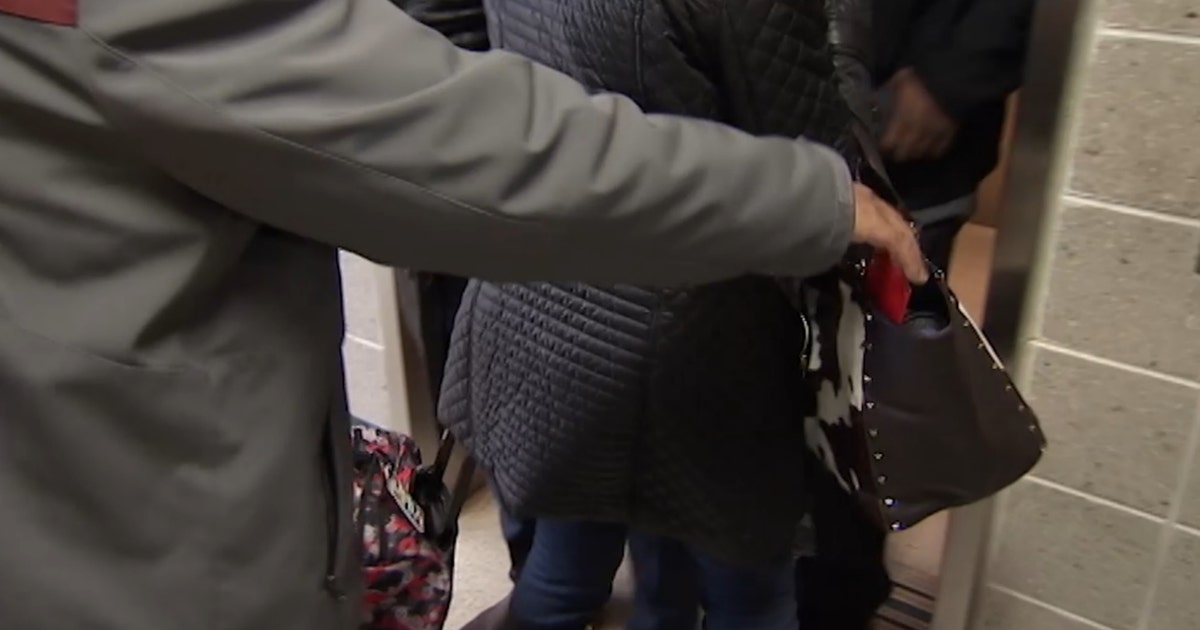 Chicago Police warn of pickpocketers during the holiday season | FOX 13 ...