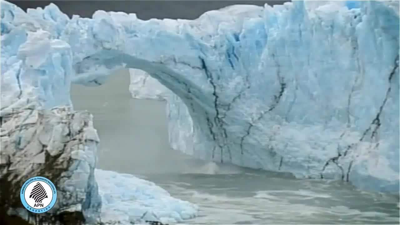 VIDEO: Glacier ice bridge breaks into lake