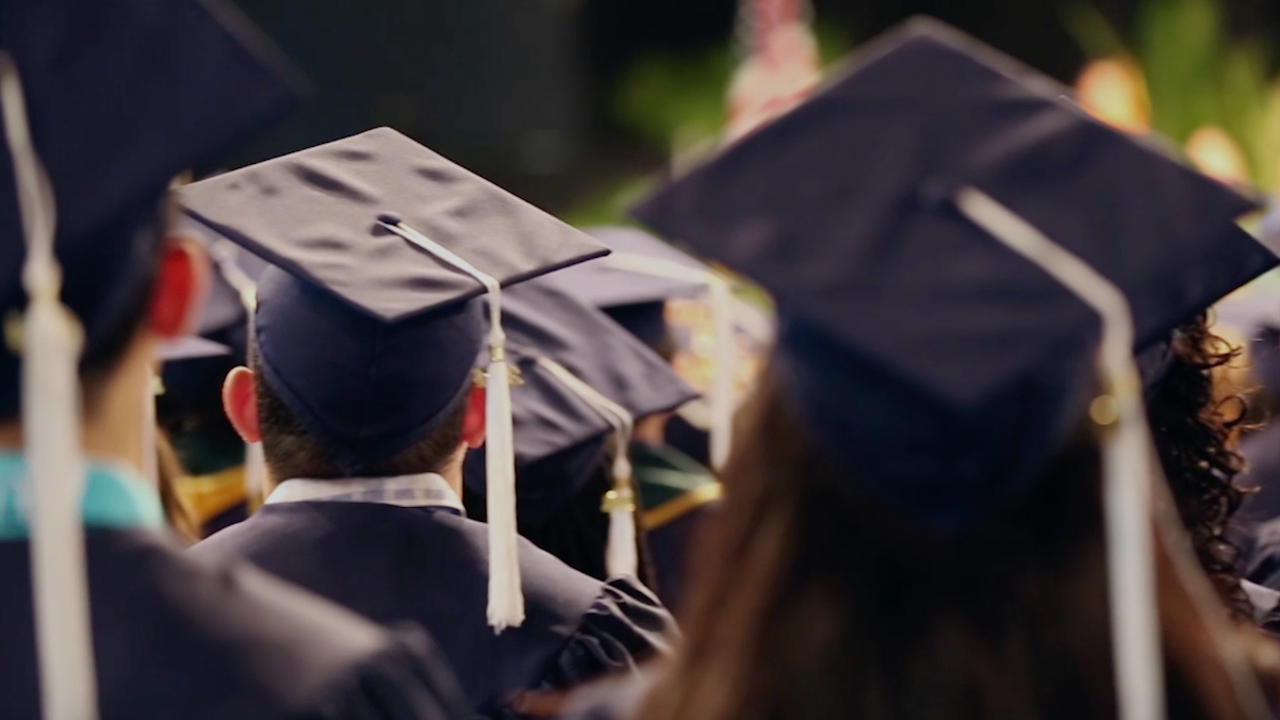 Fellow subway passengers throw graduation ceremony for delayed student ...