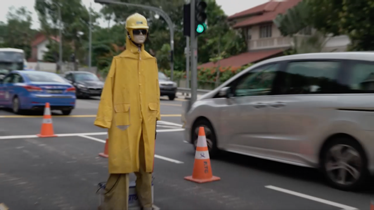 "Suicidal robot" drowns itself in fountain | FOX 13 Tampa Bay
