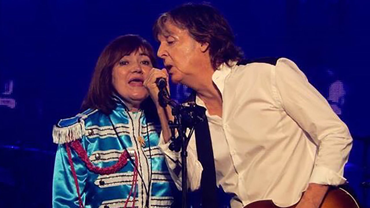 Paul McCartney pulls woman on stage to sing during Tampa concert | FOX ...