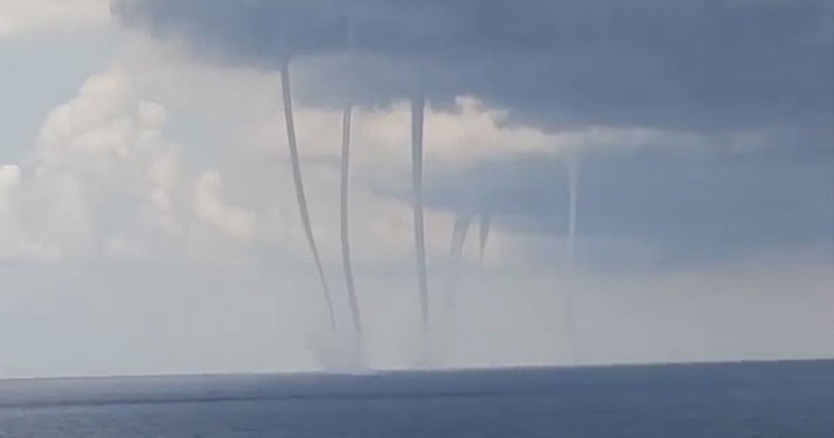 Simultaneous waterspouts spotted swirling off of Louisiana coast | FOX ...