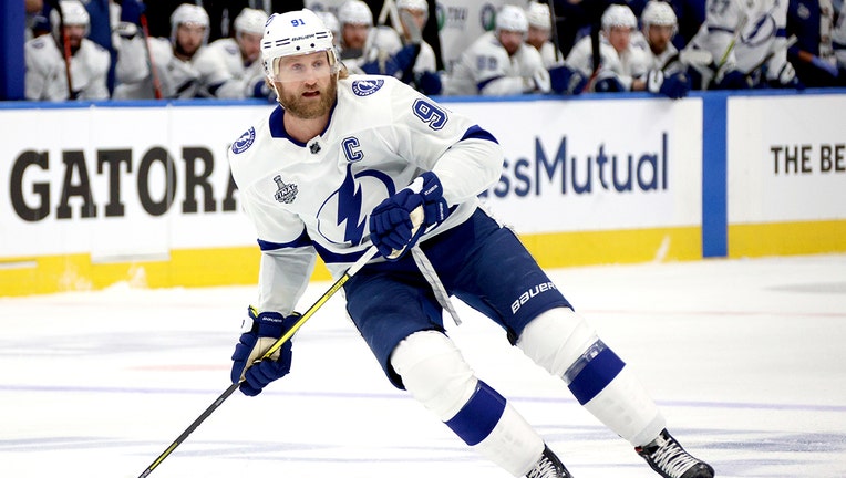 Stamkos Scores Leaves Game 3 Lightning Beat Stars 5 2 Fox 13 Tampa Bay