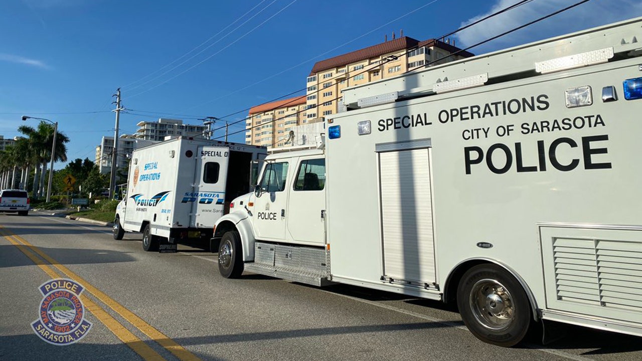 Sarasota standoff ends after barricaded man found dead | FOX 13 Tampa Bay