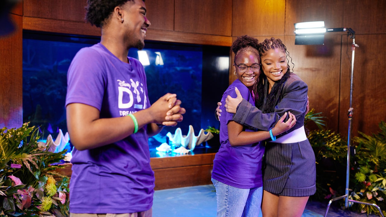 Grammy-nominated singer gives speech to 'Dreamers' at Disney World ...