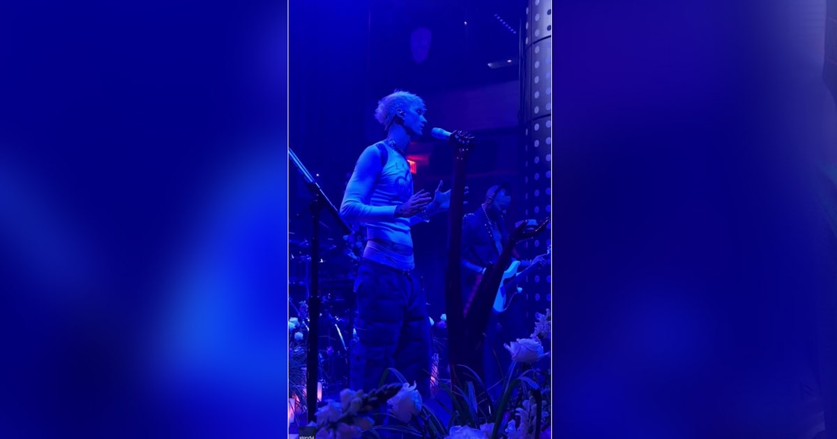 Video: Machine Gun Kelly pauses show to tear into audience member being ...