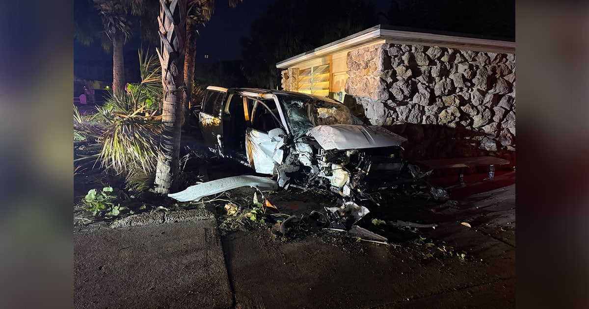 4 teens injured after car crashes into Venice Beach Pavilion, police ...