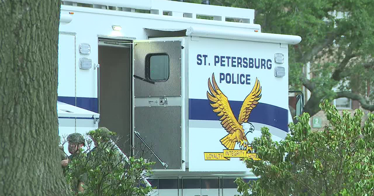 Man in custody after making threats, barricading himself in apartment ...