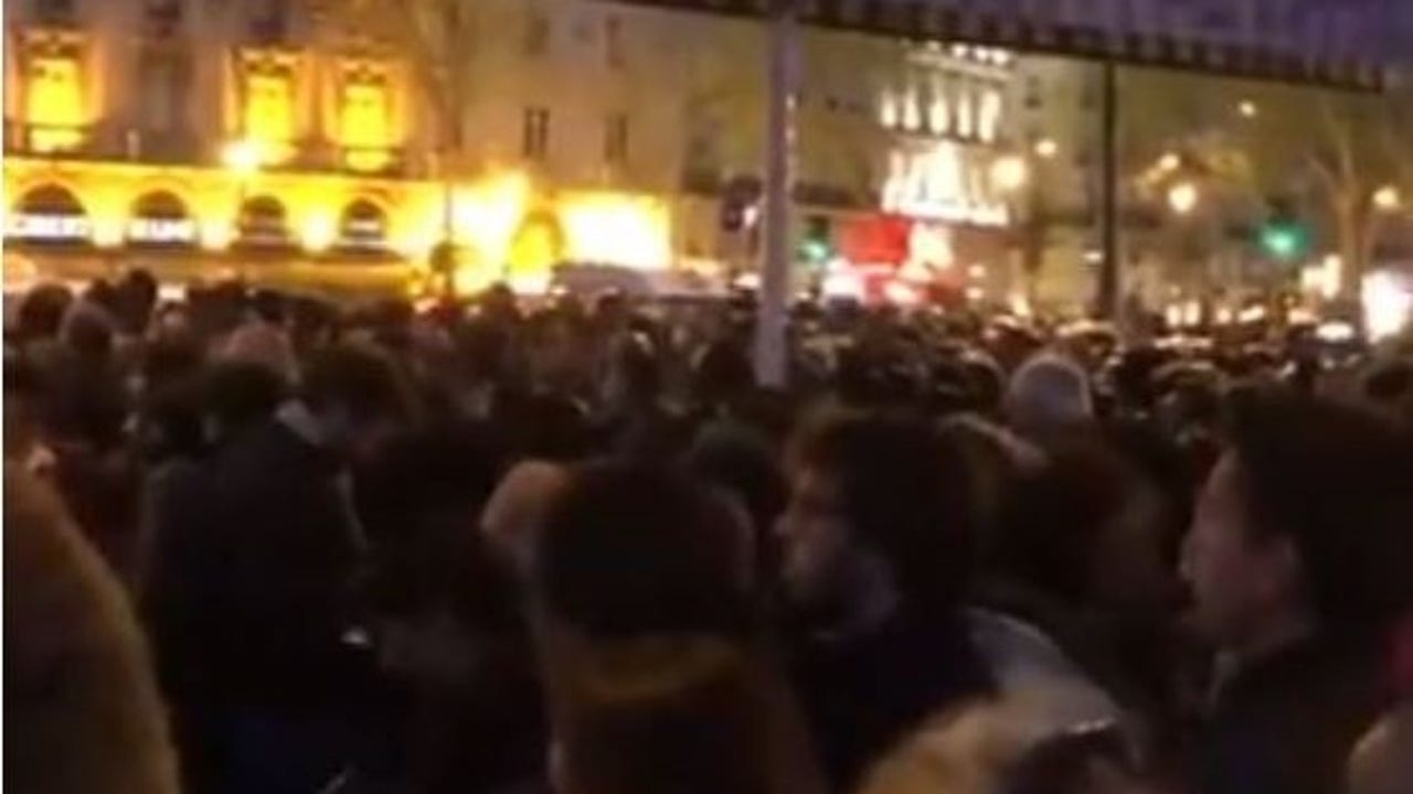Mourning crowd sings hymns as Notre Dame Cathedral burns | FOX 26 Houston
