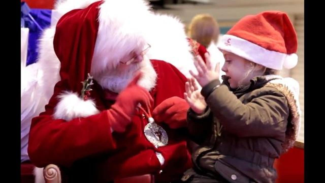 Santa signing to child | FOX 26 Houston