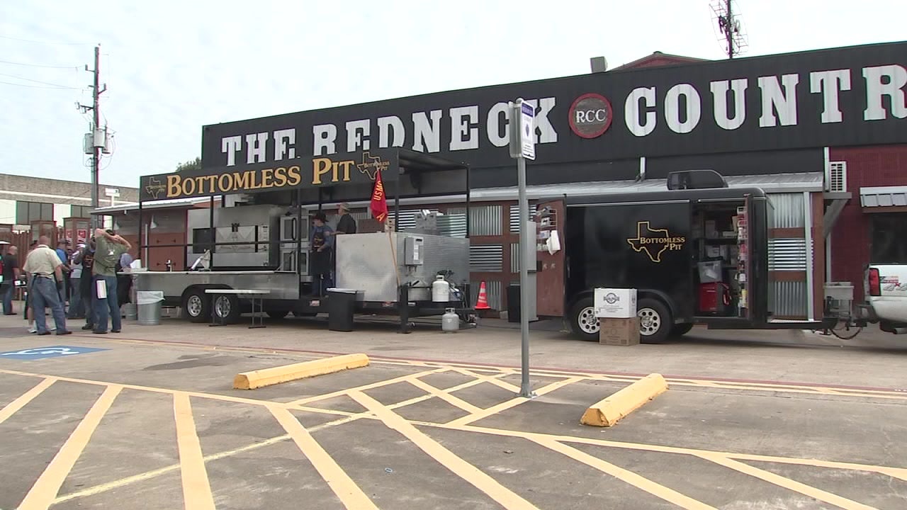 Impromptu Veterans Day celebration at Redneck Country Club | FOX 26 Houston
