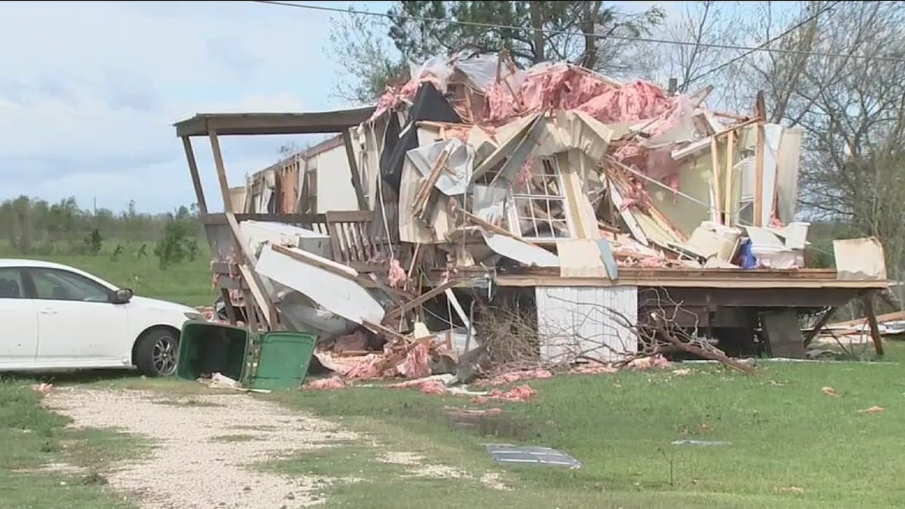 Louisiana residents assess Hurricane Laura damage