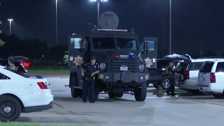 Swat Standoff Houston Man Barricaded Himself Inside Apartment With