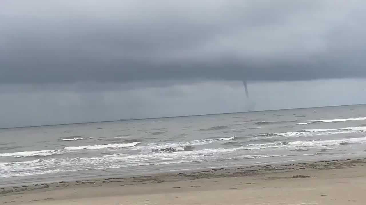 Waterspout caught on camera over Gulf of Mexico | FOX 26 Houston Waterspout caught on camera over Gulf of Mexico | FOX 26 Houston