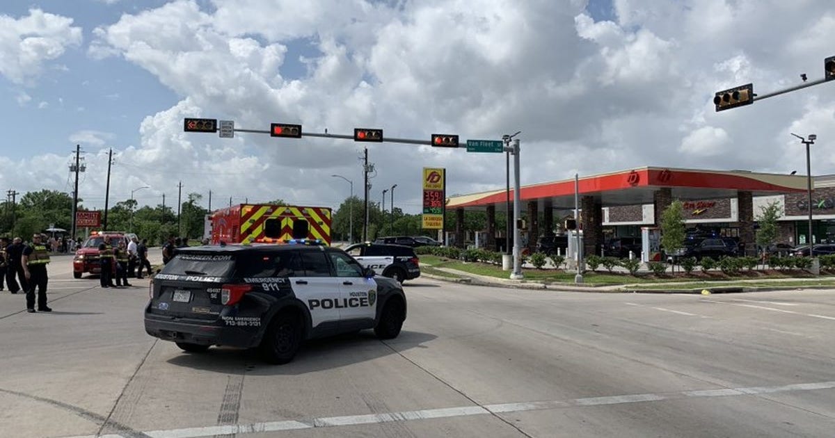 Suspect hospitalized with gunshot wound after SWAT scene in SE Houston ...