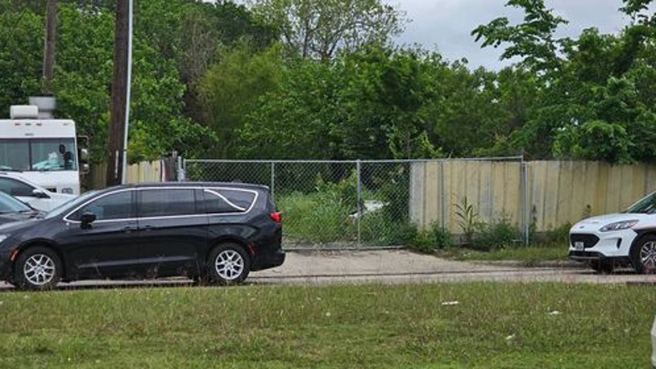 Body found in empty lot on Wallisville Road in Houston | FOX 26 Houston